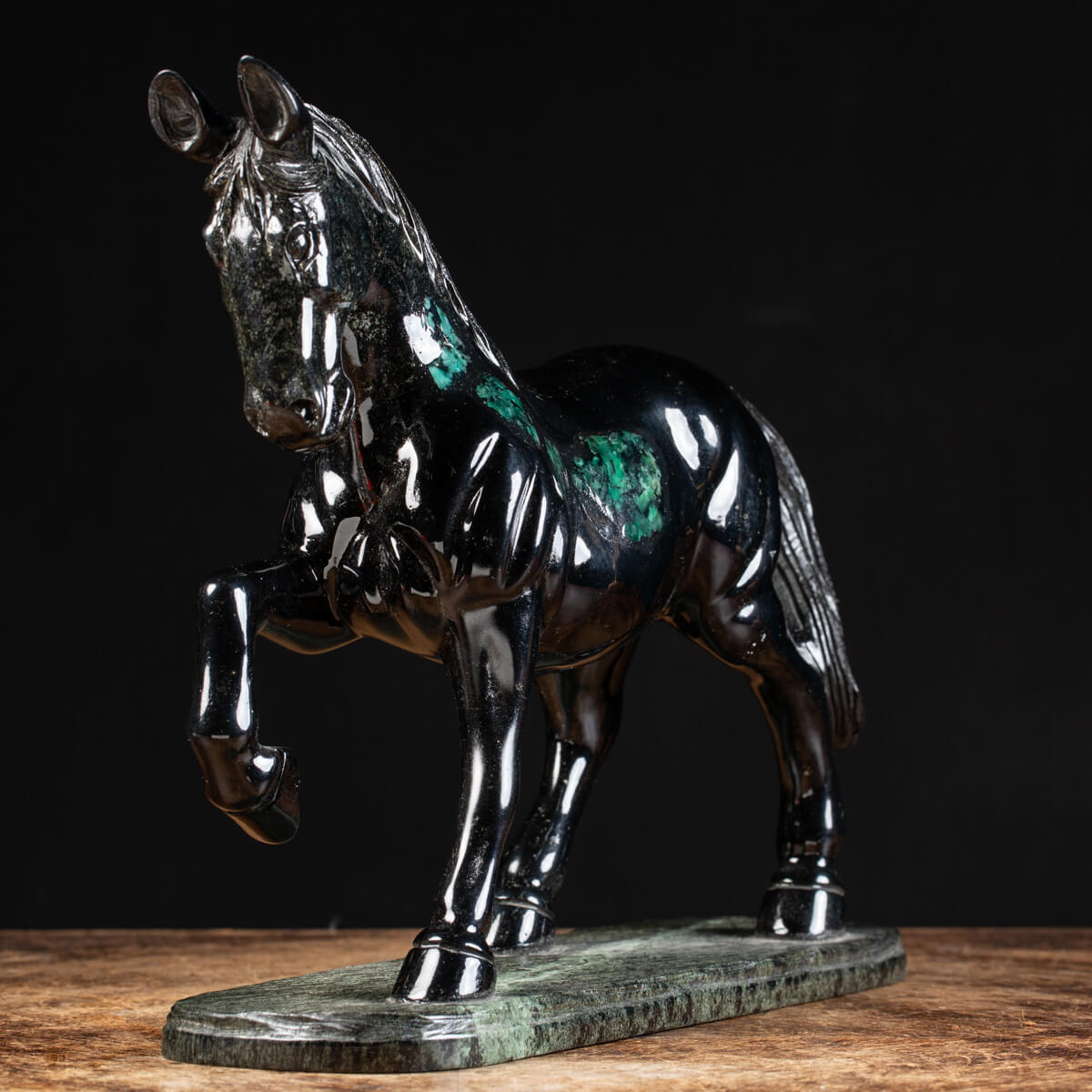 Pferd in Smaragd und Schiefer